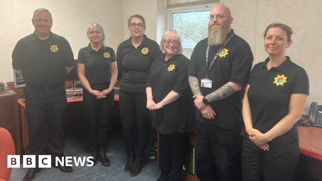 More emergency call operators join Manx control room - BBC News