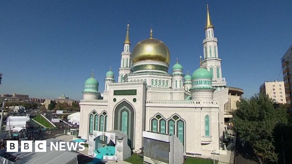 Putin praises anti-extremism efforts as Moscow mosque reopens - BBC News