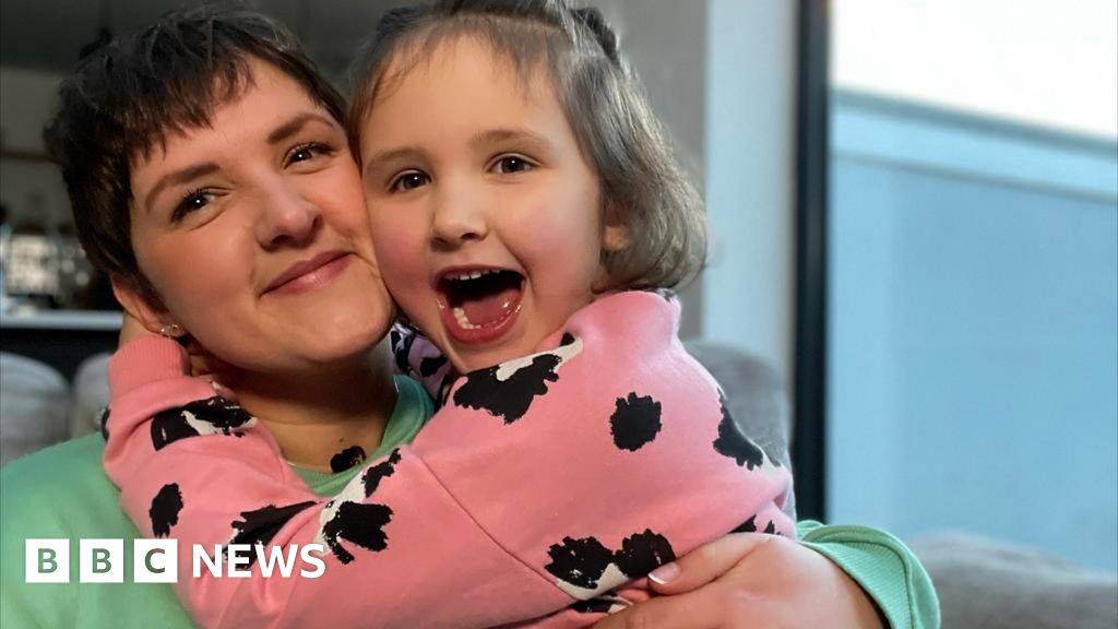 Ambulance waits: Mum forced to rush daughter to hospital - BBC News