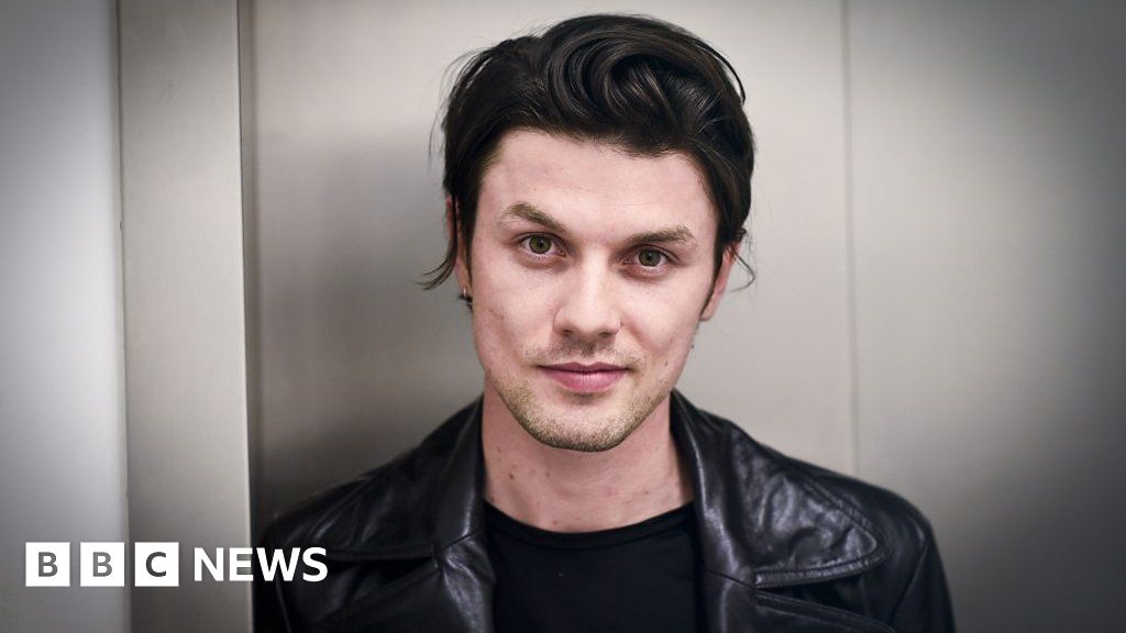 James Bay premieres Wild Love on Radio 1 - BBC News