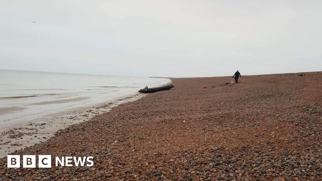 Group of migrants land on Kent beach at Lydd - BBC News