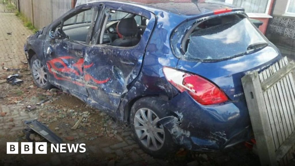 Luton triple car crash leaves trail of damage - BBC News