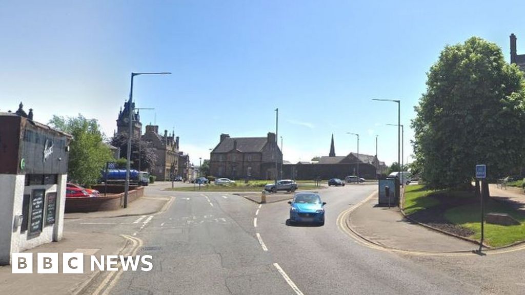 Woman dies week after two-car crash in Alloa - BBC News