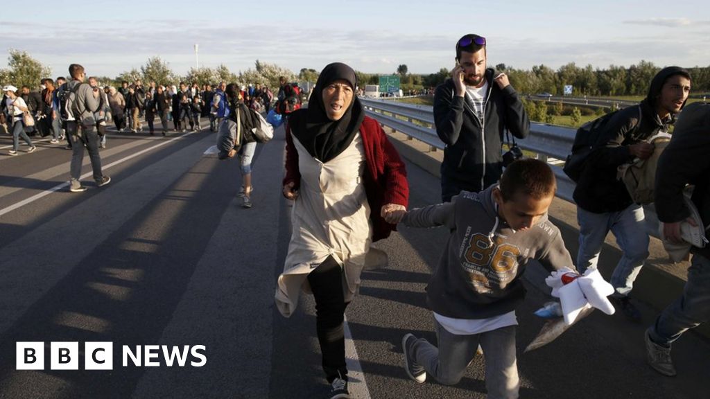 Migrant crisis: Hundreds force way past Hungarian police - BBC News