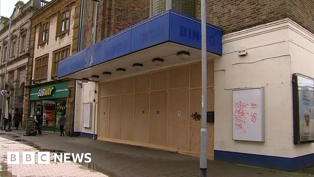 Kettering: Two 13-year-old boys arrested over bingo hall fire - BBC News