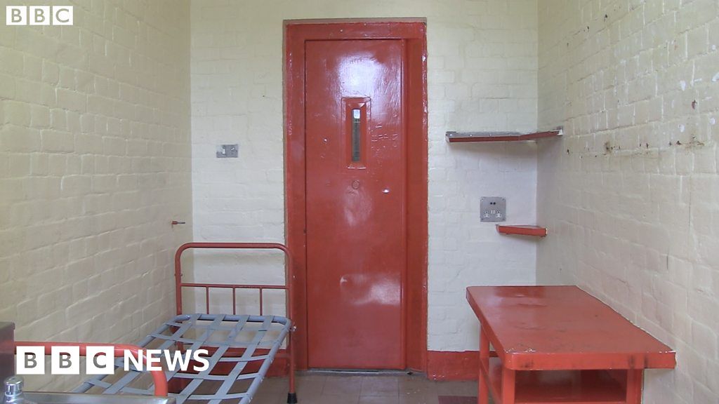 Tours of Reading Prison begin - BBC News
