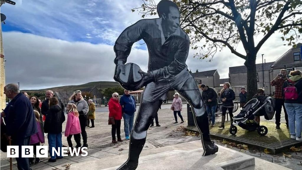 Roy Francis monument honours black rugby league pioneer - BBC News