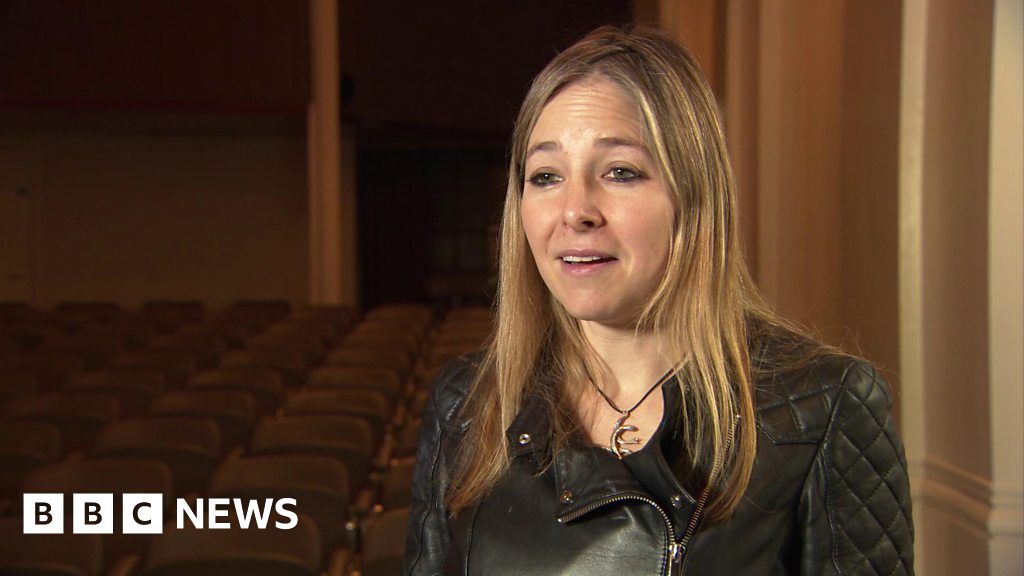 Why aren't more women in science jobs? - BBC News