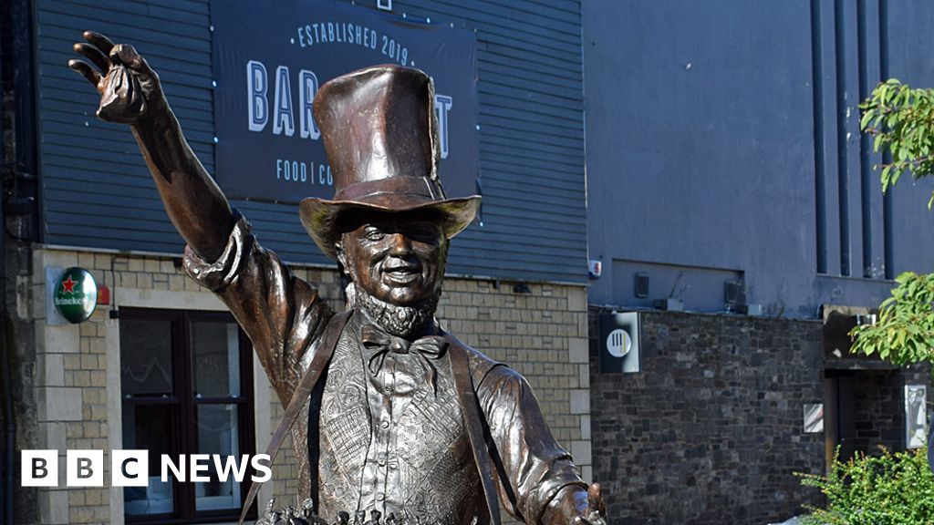 Ally Bally Bee writer tribute unveiled in Galashiels - BBC News