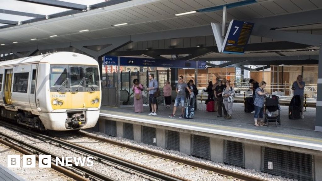 Southeastern rail commuters face hour-long London delays - BBC News