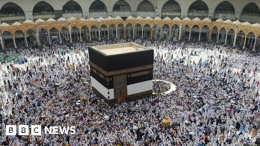 Saudi border to open for Qatari pilgrims attending Hajj - BBC News