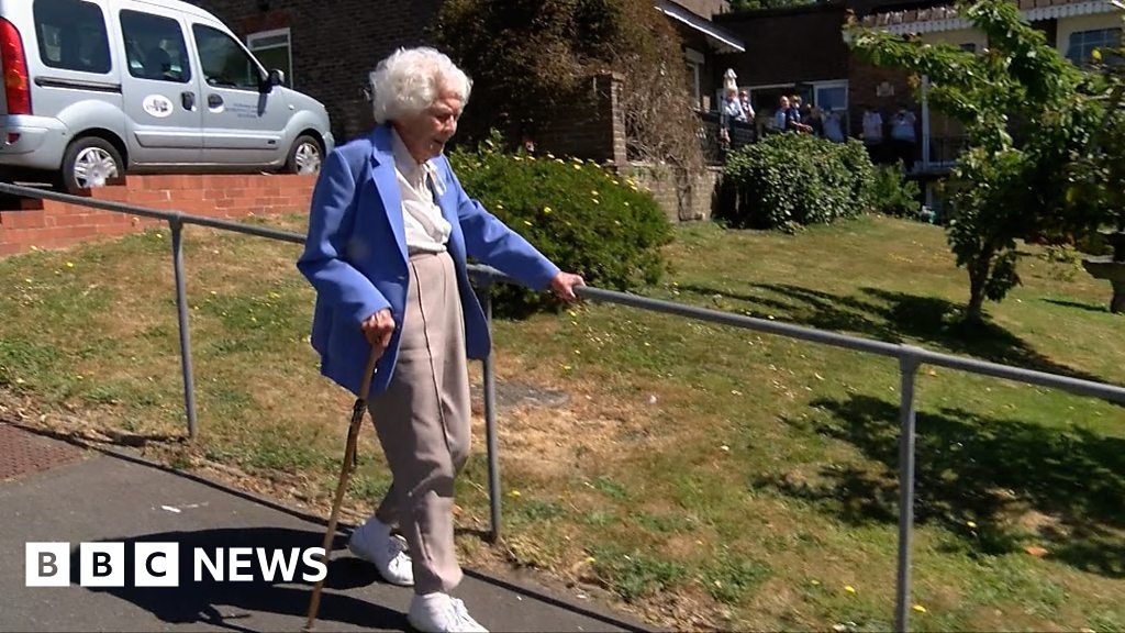 Centenarian fundraiser's Capt Tom-inspired walk - BBC News