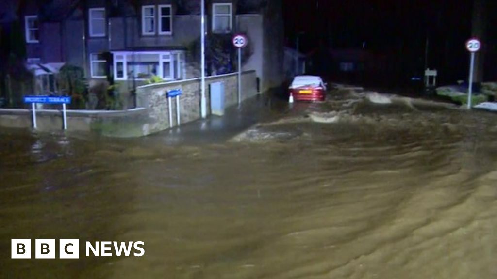 Scotland floods: Homes evacuated as River Don burst its banks - BBC News