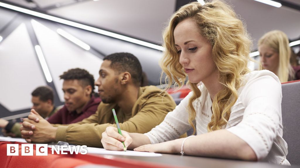 New students 'unprepared for university' - BBC News
