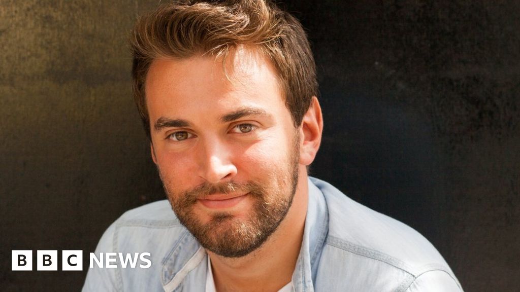 Jonny Benjamin: How I went from suicide attempt to MBE - BBC News