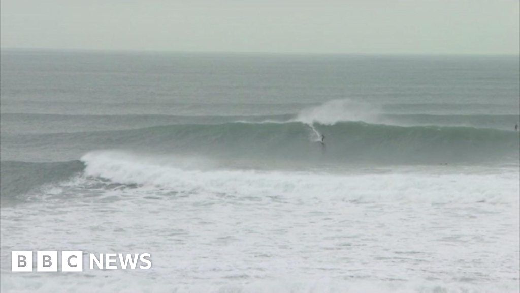 Surfers flock to Newquay to ride the Cribbar reef - BBC News