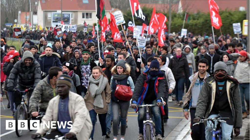 Calais port delays after migrants board P&O ferry - BBC News