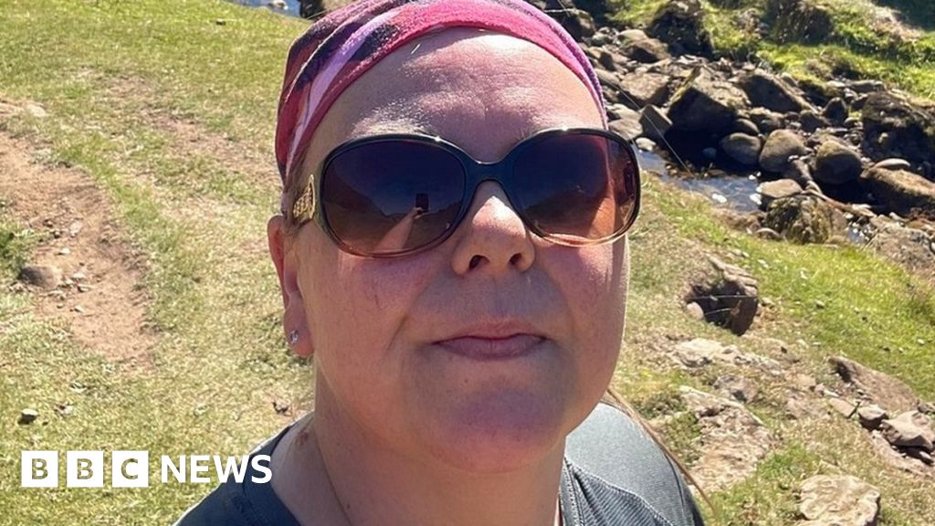 Tributes to loved and respected Scots charity walker - BBC News