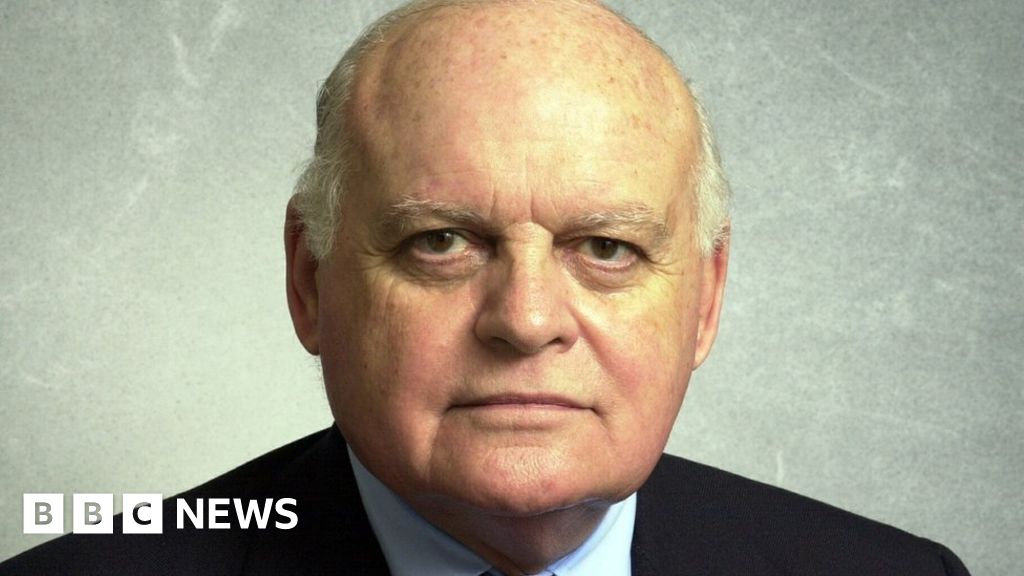 Former Conservative MP Sir Peter Tapsell dies aged 88 - BBC News