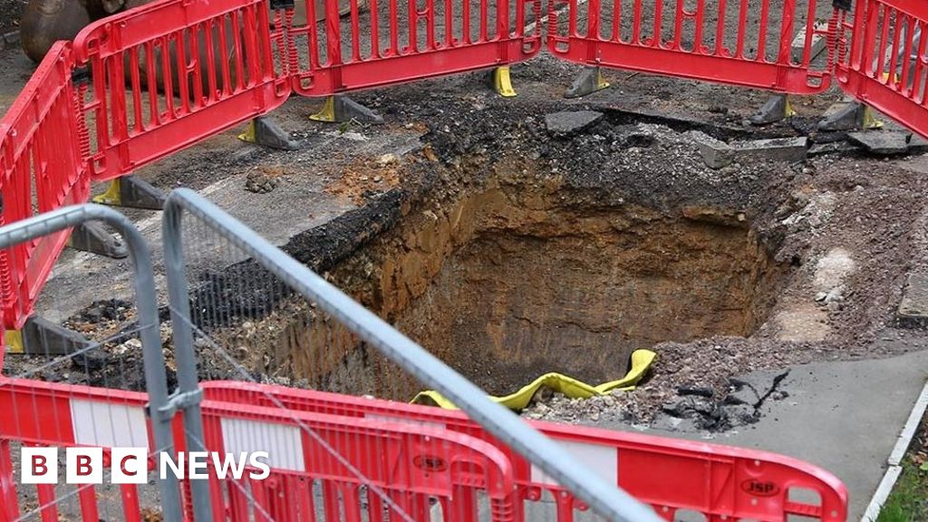 Potten End sinkhole closes road until mid-May - BBC News