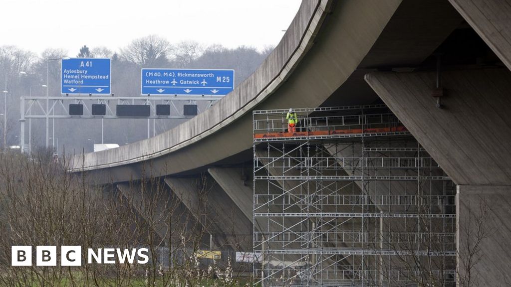 M25 closed in Hertfordshire as crack found in viaduct - BBC News