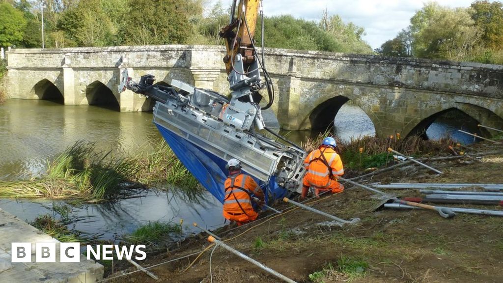 Work to stabilise Sturminster Newton river bank completed - BBC News