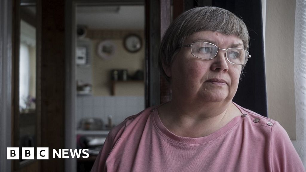 What is it like to live near the scene of an unsolved murder? - BBC News