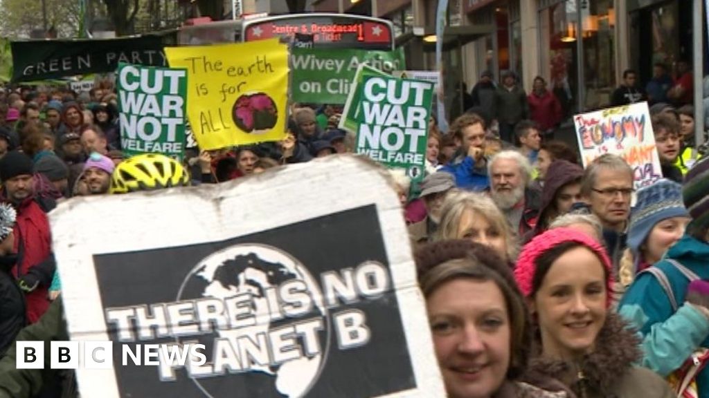 Bristol climate change march attracts thousands - BBC News