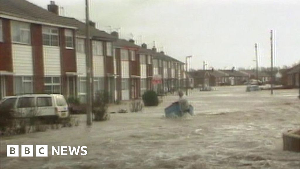 Towyn: Flooding of the north Wales seaside town remembered - BBC News