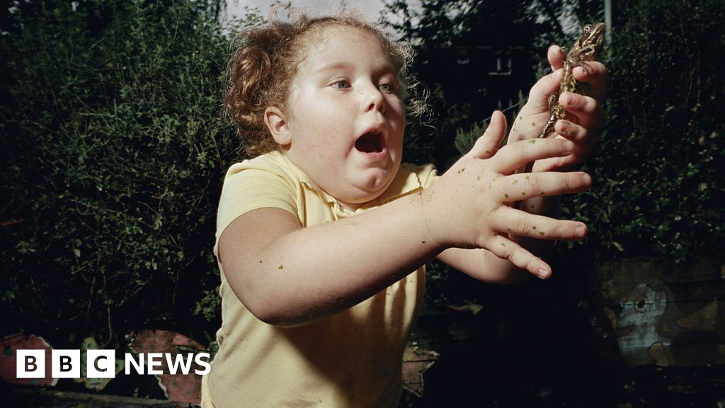 How children play, even in the harshest of environments - BBC News