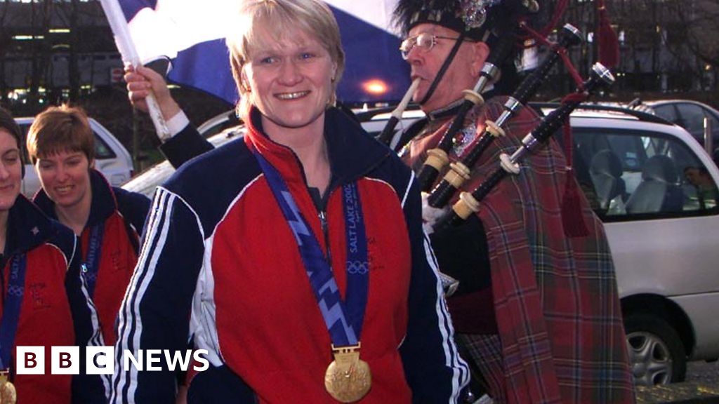Olympian Rhona Howie 'gutted' by Dumfries gold medal theft - BBC News