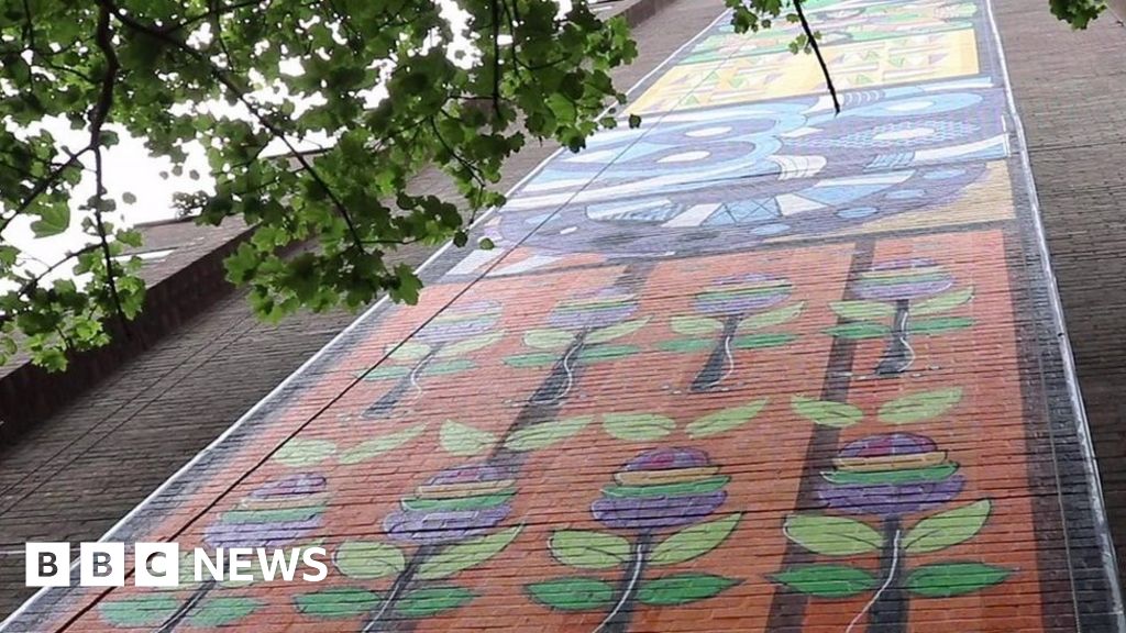 Manchester mural celebrates suffragette movement - BBC News