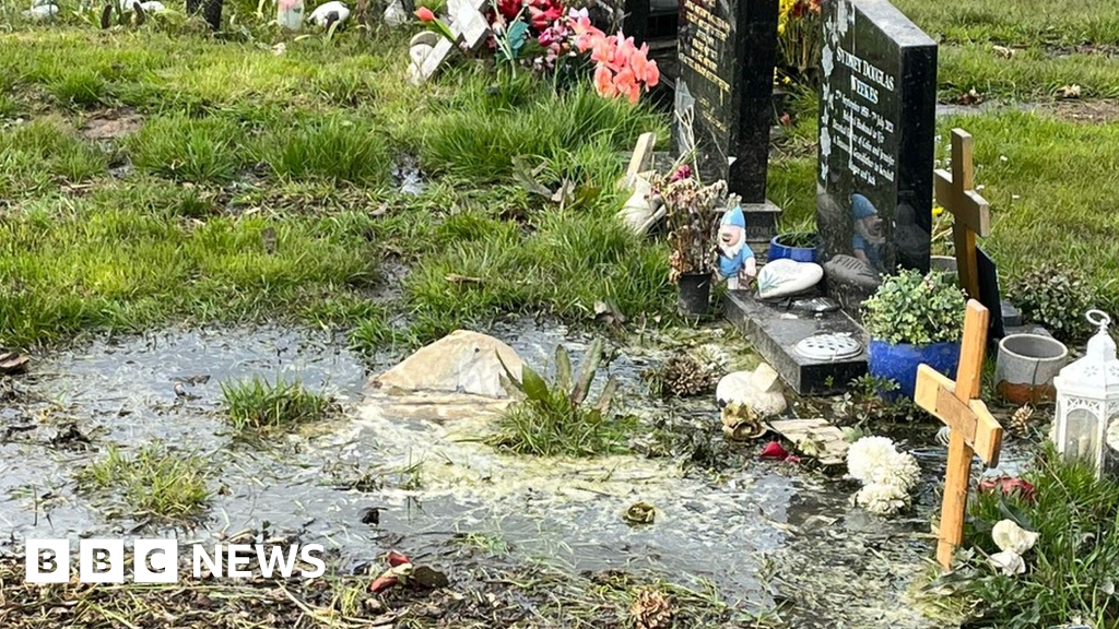 Clacton-on-Sea: Widow's anger over flooded cemetery - BBC News