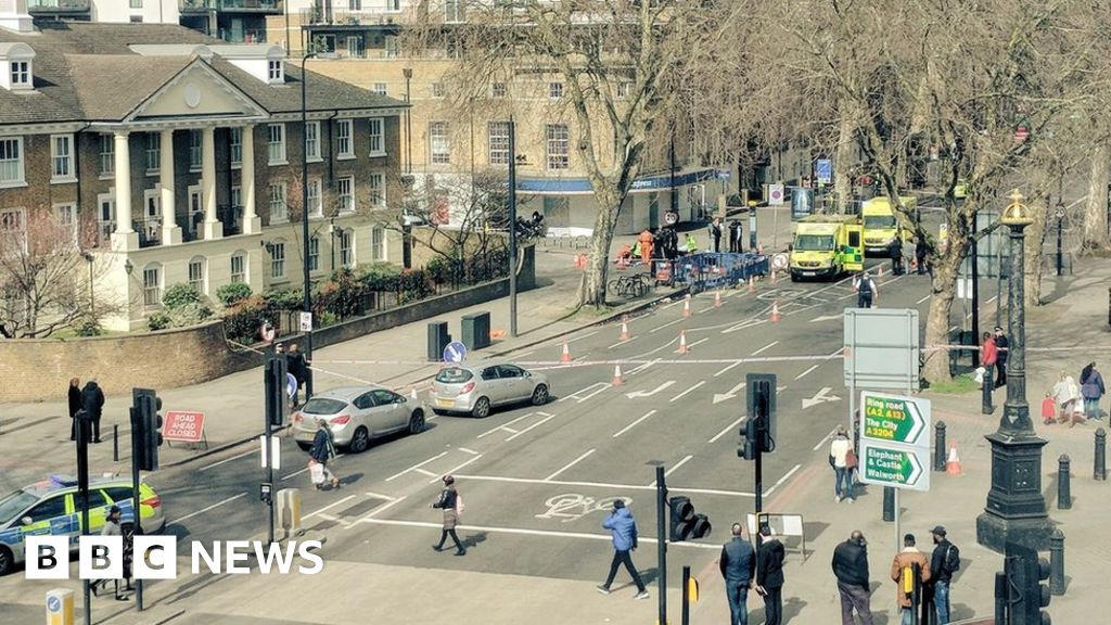 Lambeth stabbing: Man critically injured - BBC News