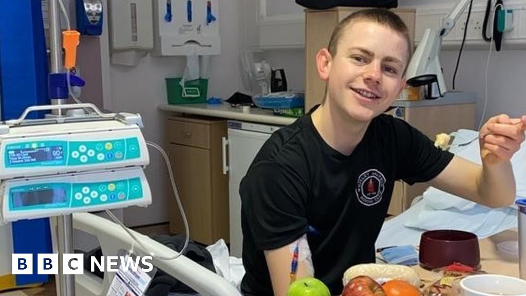 Teenage Reading boxer faces fight of his life - BBC News