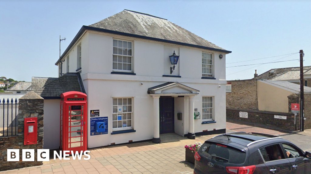 Devon and Cornwall Police to reopen six inquiry desks - BBC News