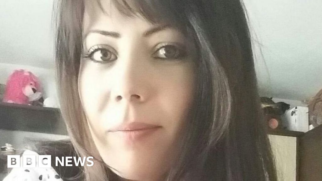 Basildon maternity unit handed 'urgent' safety deadline - BBC News