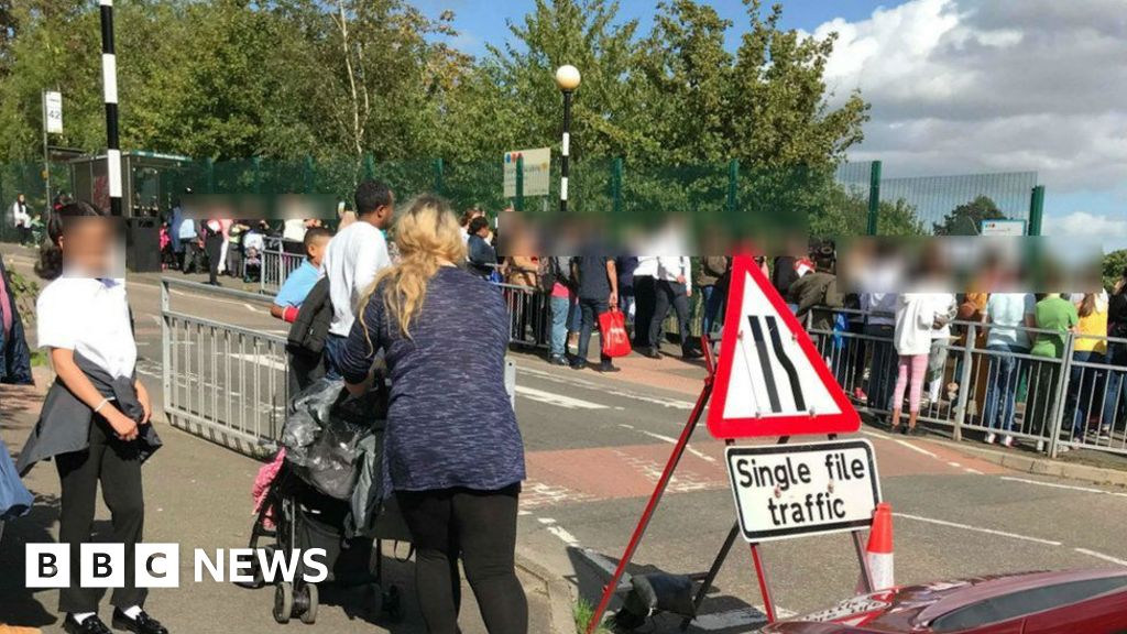 Call for school gate parents to be 'role models' - BBC News