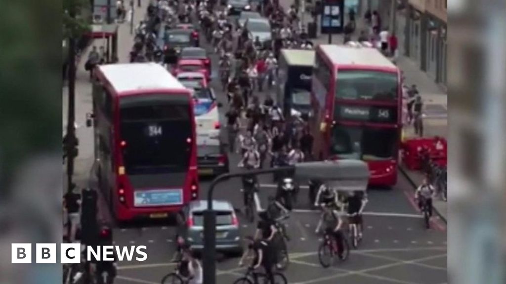 #Knivesdownbikesup: 'Hundreds' of young cyclists in traffic jam - BBC News