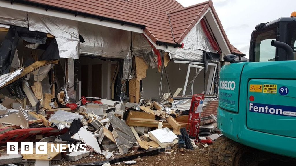 Digger driver jailed for destroying Hertfordshire homes - BBC News