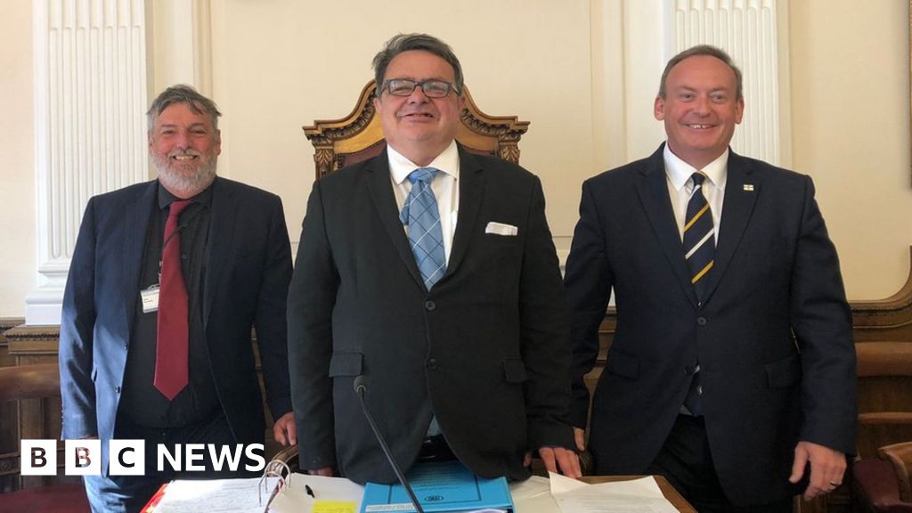 Three presiding officers in one Guernsey States meeting - BBC News