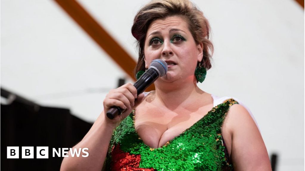 Kiri Pritchard-McLean: Welsh comic wins Aherne award - BBC News