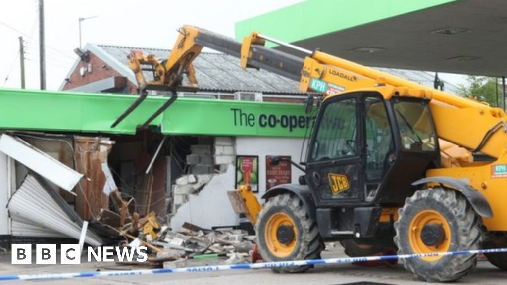 Ram-raiders steal cash machine in JCB 'smash and grab' - BBC News