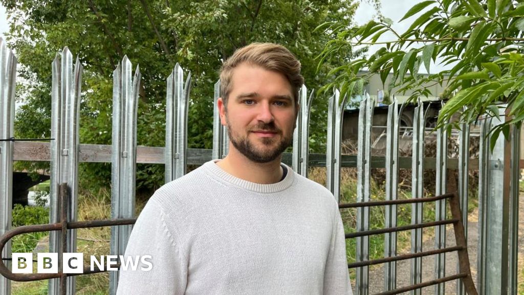 Campaigners call for popular Northampton footpath to reopen - BBC News