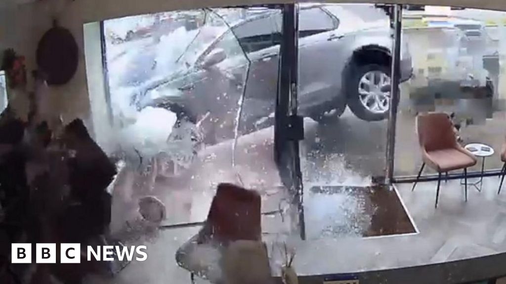 Moment car crashes into Sheffield hair salon - BBC News