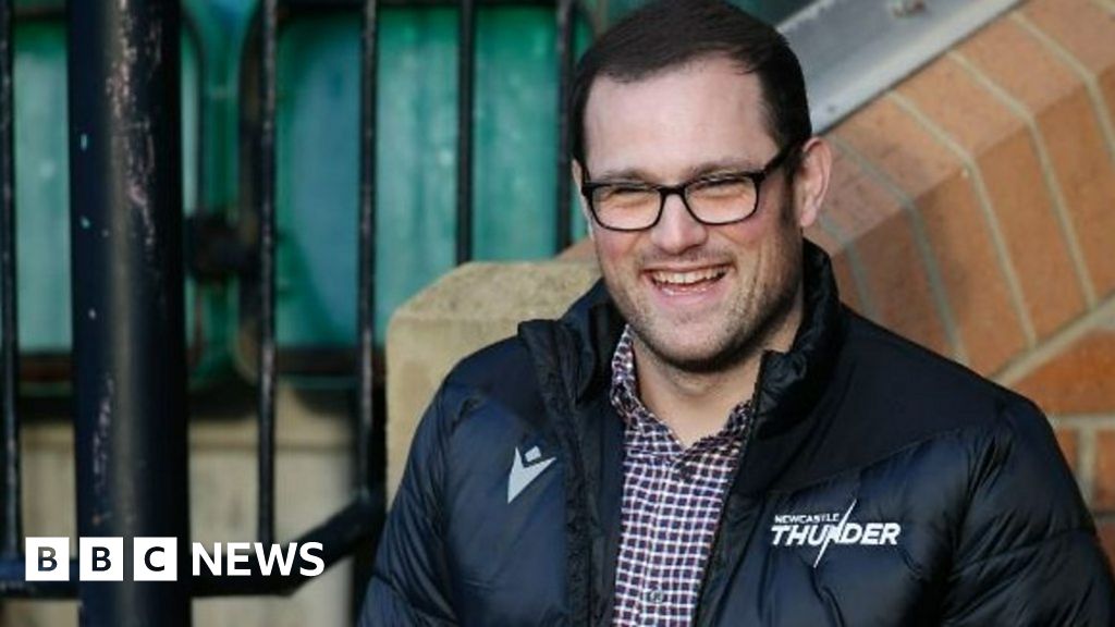 Newcastle Thunder rugby league team supports Pride - BBC News