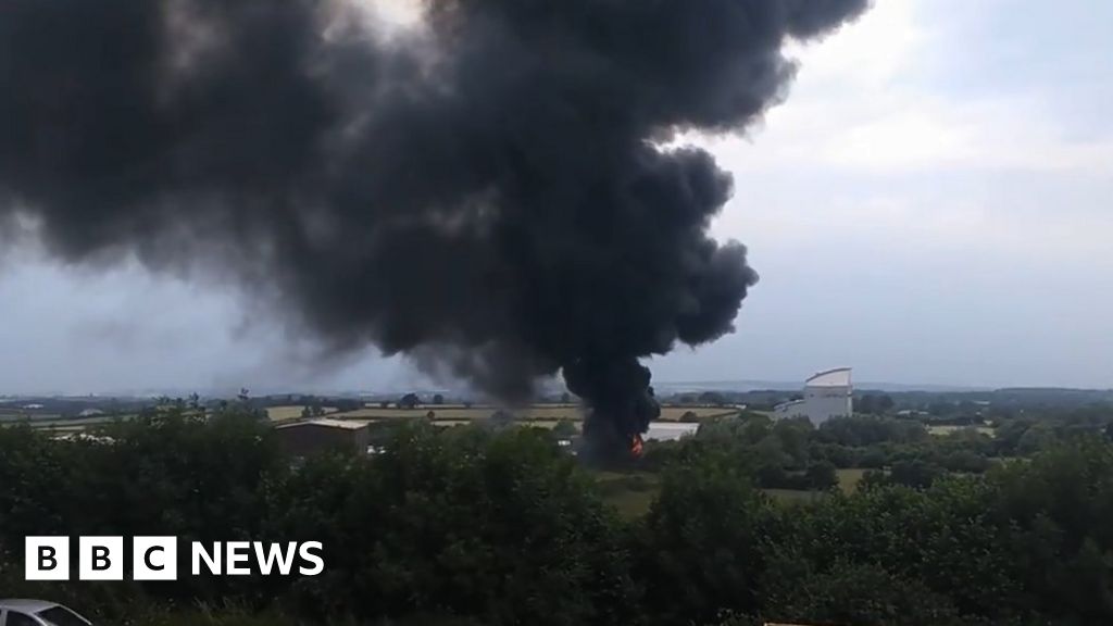 Castle Cary tyre fire: Blaze 'started deliberately' - BBC News