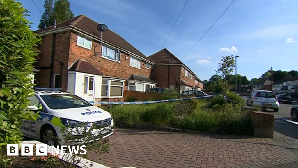 Murder inquiry as man found dead with head injuries in Solihull - BBC News