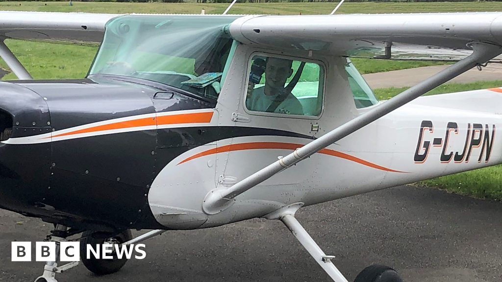 What would you do if your pilot passed out? - BBC News