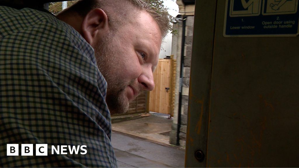 GWR train manager a hit for funny announcements - BBC News